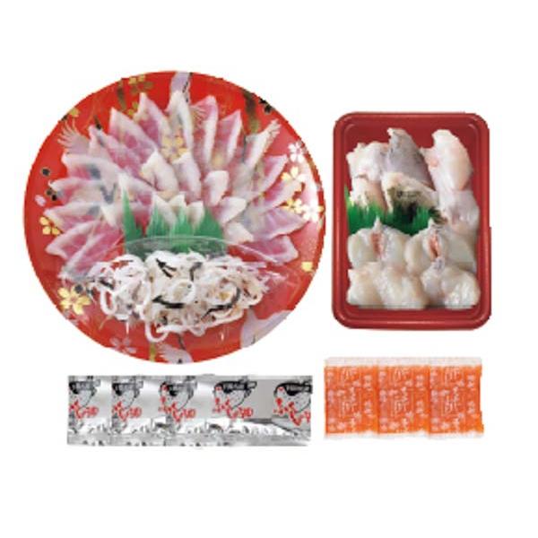 下関の調理師達が1枚1枚丁寧に丹念に盛付けたお刺身と、ちり鍋用としてとらふくちりをセットにしております。とらふくのプリッとした食感と旨味をお楽しみください。とらふぐ刺身(22cm皿)40g、とらふぐ皮20g、とらふぐちり(切身、アラ)200...