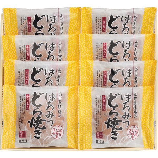 国産原料を中心に、丁寧につくり上げた完熟はちみつ入りのどら焼き。もち米ややまいもを使用し、もっちり、しっとりとした食感を実現しました。国産はちみつの芳醇な香りと味わいは、北海道十勝産小豆のあっさりとした甘さと相性抜群です。