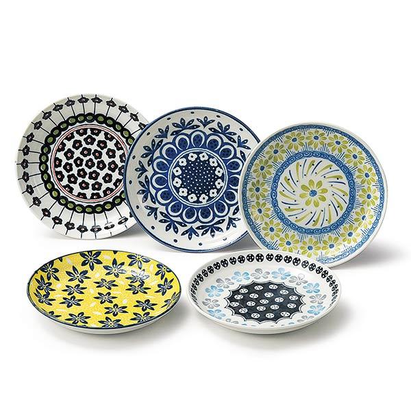 毎日の食卓にとても便利なこのサイズ。とても重宝するギフトセットです。華やかな見た目で、心も弾むオトナ可愛いデザイン。北欧テイストの個性ぞろいのうつわが食卓を楽しく、そしてパッと明るくしてくれます。　　　内容：　　　　　　パン皿×5　　　サイ...