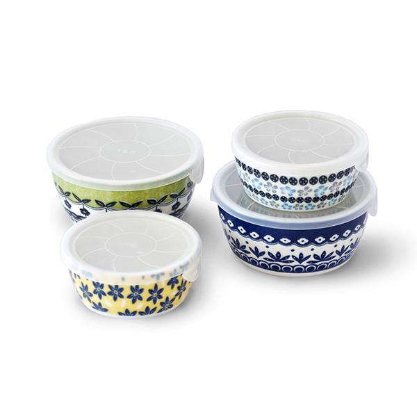 大小4つの容器のギフトセットです。ご家族への贈り物にも良さそうですね。華やかな見た目で、心も弾むオトナ可愛いデザイン。北欧テイストの個性ぞろいのうつわが食卓を楽しく、そしてパッと明るくしてくれます。　　　内容：　　　　　　レンジパック大小×...