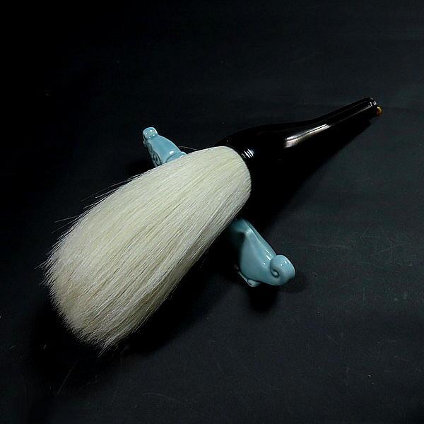 繊細さと力強さを両立。穂の径に対してやや短めの穂が、力強く立体的な線を生みだします。穂のサイズ：太さ 約4.5cm × 長さ 約12.0cm全長：約29.0cm毛質：羊毛筆用途：漢字条幅用【店長からの一言】長年、蔵で大切に保管されていた羊毛...