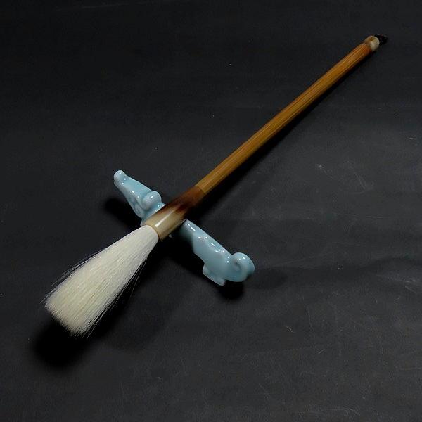 厳選した細微光峰羊毛を用いて仕立てた、最高級素材の羊毛筆です。一本一本が非常に細い毛で構成されており、穂の密集度が高く、柔らかくもしなやかな書き味が特長。曲線の運びや筆圧の変化に繊細に応え、行書・草書において流麗で表情豊かな線質を表現します...