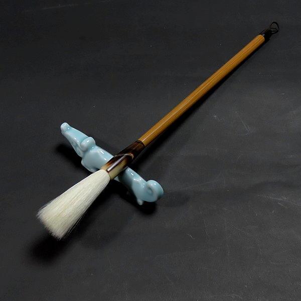 厳選した細微光峰羊毛を用いて仕立てた、最高級素材の羊毛筆です。一本一本が非常に細い毛で構成されており、穂の密集度が高く、柔らかくもしなやかな書き味が特長。曲線の運びや筆圧の変化に繊細に応え、行書・草書において流麗で表情豊かな線質を表現します...