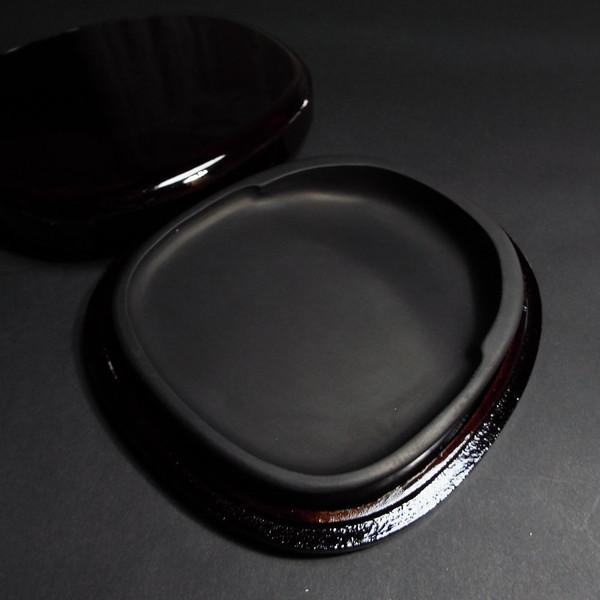 【特徴】表面が均一で磨墨が美しい歙州硯。黒・灰緑色の硬く細かい鋒鋩は墨の色合いを美しく表現します。漢字・仮名・細字・写経など幅広くお使いいただけます。やや薄型でお教室への落ち運びにもおすすめです。全体に国産硯と同じような仕上げですので、大切...