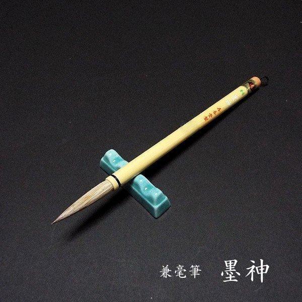 サイズ：穂太さ1.0×穂長さ4.7×全長25cm素材：馬ハラ毛他用途：漢字半紙2〜4字書き習字の基本であるトメ・ハライといった基本の線を表現しやすいよう、腰の強い素材で作られた漢字用筆です。穂先のまとまりも良く、腰がしっかりと支えてくれるた...