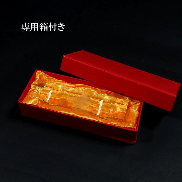 サイズ：約120×30×20mm素材：クリスタル重さ：約170g【店長からの一言】美しいクリスタルの筆置きに、立体的な牛が浮かび上がります。米俵を背負った牛は、豊かな暮らしを願う象徴です。高級感のある箱付き。在庫限りですが、格安でご提供いた...