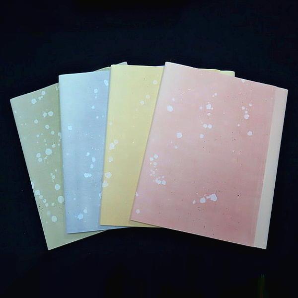 サイズ：半切判（約35×136cm）内容：1冊10枚入り滲み：やや滲みあり【店長からの一言】美しい染色に水しぶきが上がるという、見ているだけで楽しくなる染画仙紙です。色合いは柔らかく、縦の作品向きとなります。にじみあり。墨は良く入りますので...
