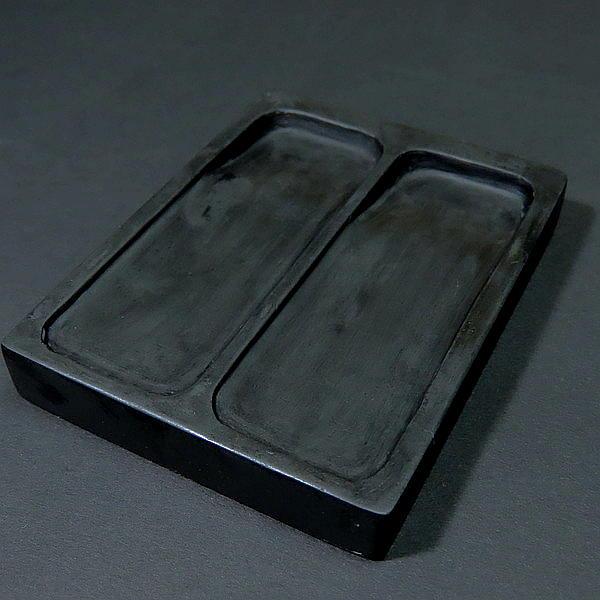 透明感のある色合いと繊細な鋒鋩が特徴の歙州硯。篆刻用に２面に仕切られていますので、墨と朱液が混ざらず同時に使えます。サイズ：約76×60mm 厚さ 約12mm（桐箱）約92×76mm 厚さ 約17mm重さ：約150g用途：篆刻・仮名や細字書...