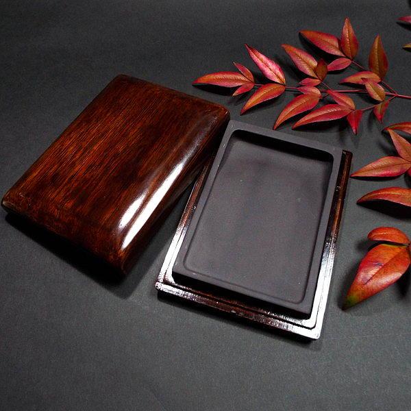 ■サイズ：5吋（約84×125×16mm）■用途：漢字、仮名の半紙書きなど■特徴：鋒鋩が繊細で硬く、滑らかなおり心地で発墨が美しい高級硯。端渓硯の女王と呼ばれるに相応しい最高級硯です。生れでる墨汁も繊細で墨の粘りもあまり感じません。墨色にこ...