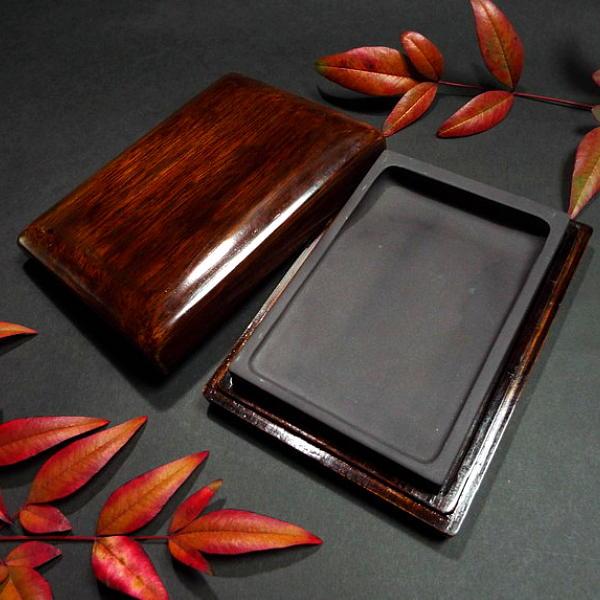 ■サイズ：7吋（約112×176×21mm）■用途：漢字半紙、仮名条幅など■特徴：鋒鋩が繊細で硬く、滑らかなおり心地で発墨が美しい高級硯。端渓硯の女王と呼ばれるに相応しい最高級硯です。生れでる墨汁も繊細で墨の粘りもあまり感じません。墨色にこ...