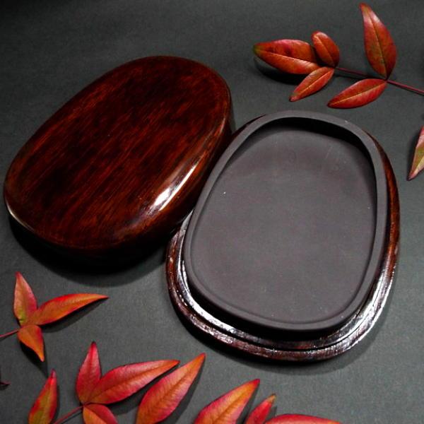 ■サイズ：6吋（約106×152×16mm）■用途：漢字、仮名の作品など■特徴：鋒鋩が繊細で硬く、滑らかなおり心地で発墨が美しい高級硯。端渓硯の女王と呼ばれるに相応しい最高級硯です。生れでる墨汁も繊細で墨の粘りもあまり感じません。墨色にこだ...