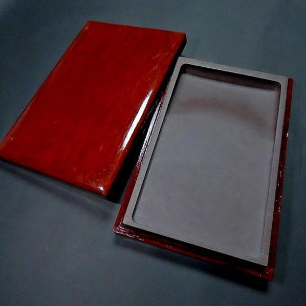 【サイズ】木箱：215×330×55mm硯：190×305×30mm【店長からの一言】赤黒色の石の表面が繊細な宋坑硯。墨の粒子が細かくおりて、紙の上で美しく花開くように広がります。どっしりと安定感のある12インチは条幅用に大変お勧めです。全...