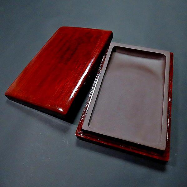 【サイズ】布箱：210×300×52mm木箱：160×250×45mm硯：140×230×27mm【店長からの一言】赤黒色の石の表面が繊細な宋坑硯。墨の粒子が細かくおりて、紙の上で美しく花開くように広がります。どっしりと安定感のあり、条幅用...
