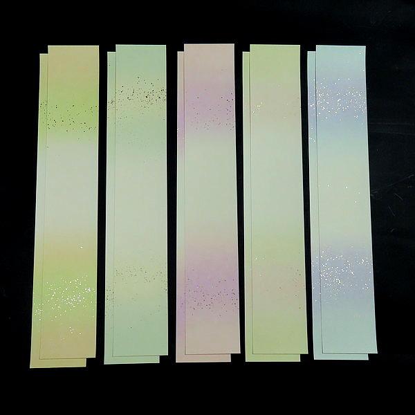 サイズ：61×364mm内容：10枚綴り（5色×2枚）【店長からの一言】鮮やかな天地ぼかしに、金銀に輝く砂子を振った華やかな美を表現した歌用短冊。墨色が出やすいように中心分は色は抜いてあります。にじみのない鳥の子紙で、筆の滑りも良く書きやす...