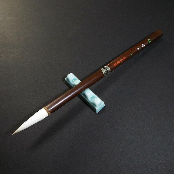 サイズ：穂長さ40mm×太さ12mm用途：水墨画・俳画・絵手紙など【店長からの一言】輪郭線を描かずに事物を描く付立（つけたて）の技法に用いられます。穂先がやや長めで、線描から彩色まで幅広く使用できます。腰の弾力は抜群で、一筆で墨の濃淡が表現...