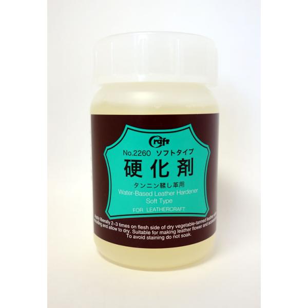 120mlの商品は廃止になりました。アクセサリーやインテリアなど、タンニン鞣し革の造形作品に利用します。革の風合いを保ち形づけることができます。【使用法】造形しよく乾燥させた革に刷毛などで裏面から２〜３回重ね塗りし、乾かして硬化させます。刷...