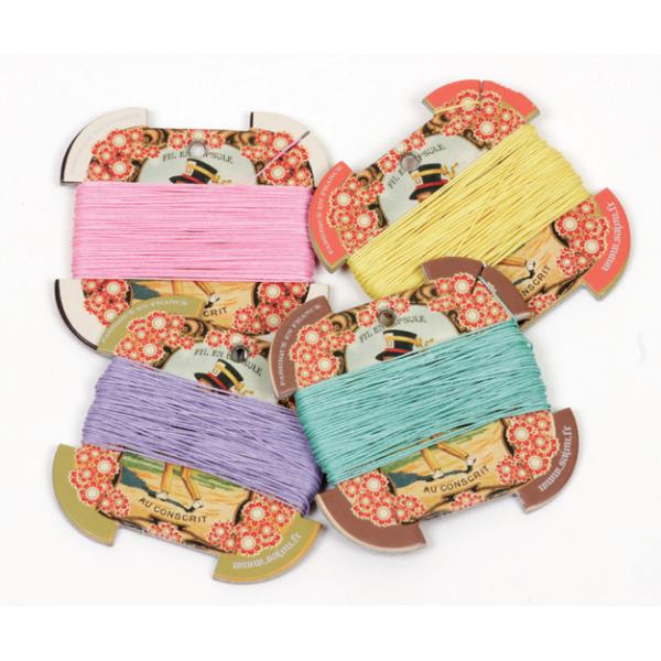 ※糸巻きカードのデザインはランダムになります。【Fil Au Chinois（フィル・オ・シノワ）】高級メゾンや拘りを持つ職人達に愛用されているFil AuChinoi（ フィル・オ・シノワ）の麻糸。時代の流れにより一度は生産が途切れたもの...