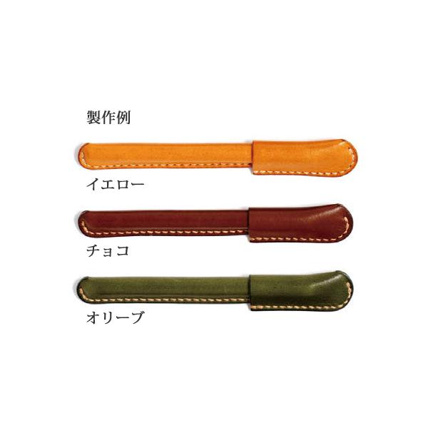 手縫いで作る革キットです。薄手のオイルレザーでボールペンを包んでしっとり感が心地よい革巻きペンに。※軸径8mm前後のボールペンに対応します。カラー：イエロー、チョコ、オリーブサイズ：約16.5×2cm※内容は裁断済の革になります。製作に必要...