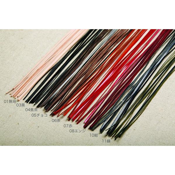 牛レース 3mm の両端を斜めに漉いて、裏面を山なりに加工したレースです。かがり時の毛羽立ちが押さえられ、またレースのコバが見えないエレガントなかがり目に仕上がります。3mm巾×90cm 0.7mm厚10本入り全8色クリックポスト(メール便...