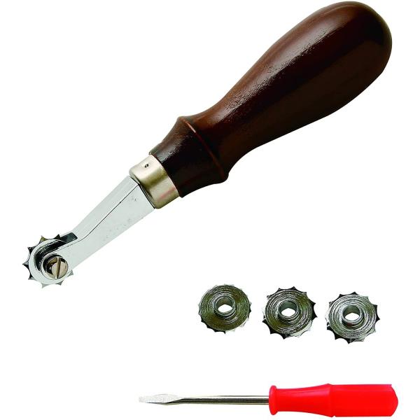 菱ギリで手縫い穴をあける目安の印を、縫い線上に等間隔に付けます。また手縫い後に木槌で叩いて馴染ませた縫い目を押さえて強弱をつけ、美しく整えることができる。(オーバーステッチャー)付属品：付属品:コマ4ケ(1.5/2/2.5/3mm)、マイナ...