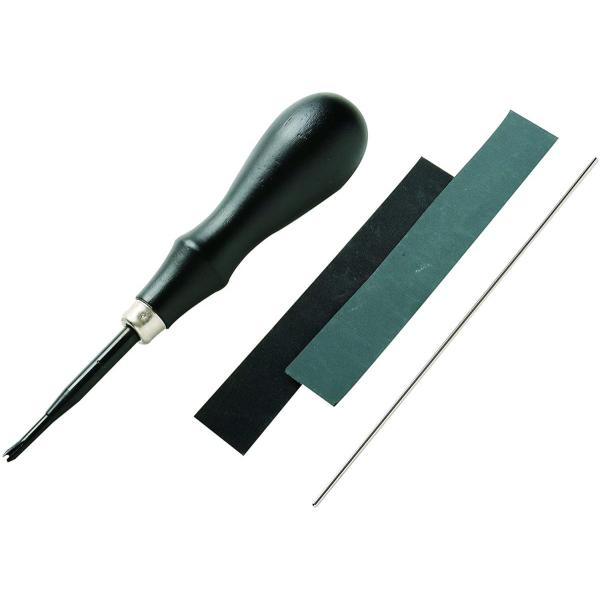 より刃物として適した鋼材を採用して焼入れと研磨を施し、高い切れ味とその持続性を持ちます。またシャフト形状はアールと裏面の窪みが大きく、革のヘリにフィットし確実な作業が可能です。メンテナンス用の研ぎ棒と2種の耐水サンドペーパーが付属します。サ...