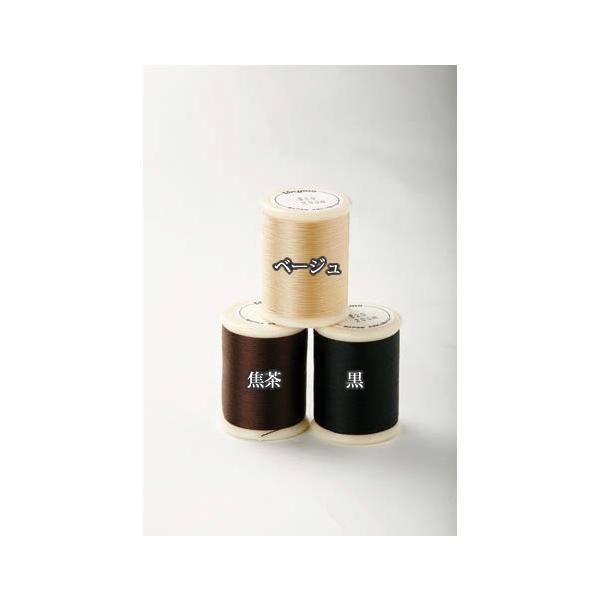 皮革の縫製に適した滑りの良いポリエステル製のミシン糸です。ホームレザー110 と特に相性の良い太さです。他の家庭用ミシンでも使用できます。サイズ：No.20長さ：200m全3色ベージュ、焦茶、黒