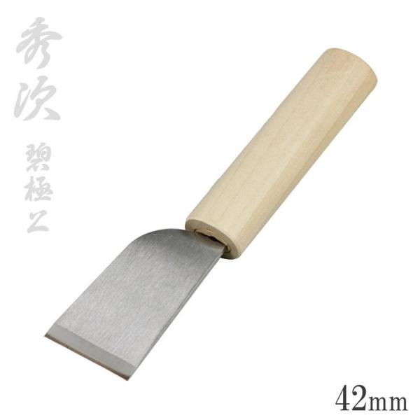 革を裁ち、革を漉く。革を扱う者にとって欠かせない道具である革包丁。大正時代に生まれ、永きに渡り職人達を支えてきた「秀次」は、最高水準の品質を誇るブランドです。日立金属安来鋼青紙１号を使用し、火造り製法で丹念に仕上げた刃は、抜群の切れ味と永切...