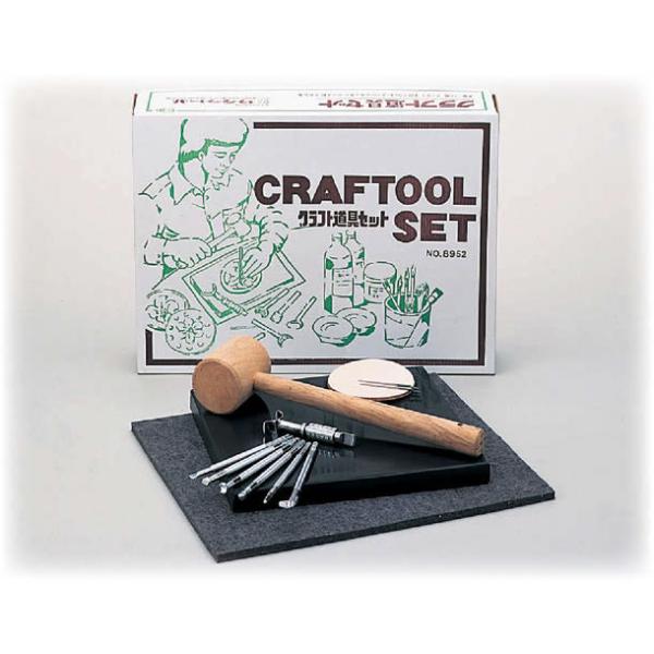 スーベルカッター、基本刻印などのカービング道具セットです。コースターのためし革で練習した後は、好きな革キットを選んでカービングにチャレンジ。[ セット内容]基本刻印6 本 (A104,B200,C431,P206,S705,V407)、スー...