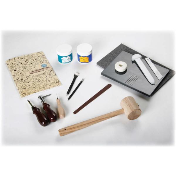 Light はクラフト社手縫い革キットシリーズを製作するための基本道具セットです。手縫い工程を解説するガイドブックが付属し、好きなアイテムを選んで手軽に革キット製作を楽しむことができます。＊革キットシリーズには金具の打具などが別途必要となる...