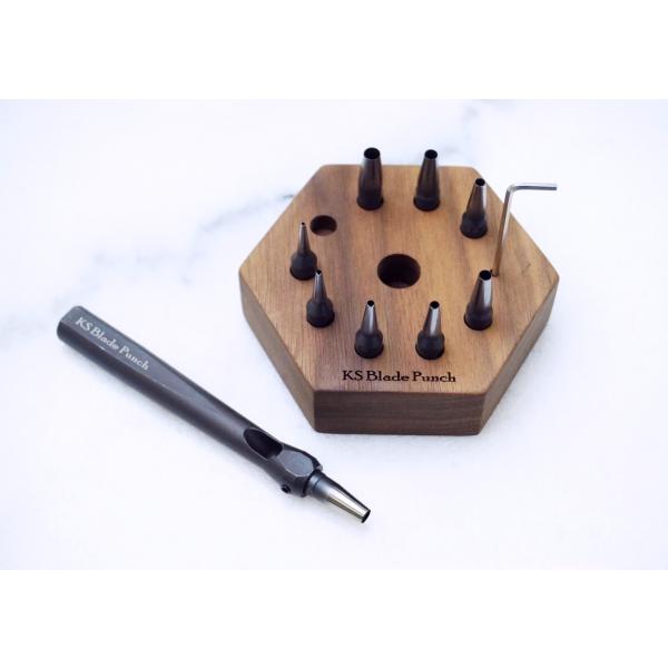 ハイカーボンスチールを使用した切れ味のよいハトメ抜きが、1本のハンドルで9サイズ開けられます。丸穴9本<1.0/1.5/2.0/2.5/3.0/3.5/4.0/4.5/5.0>mm木製ラック付き取り扱いメーカー：協進エル韓国製