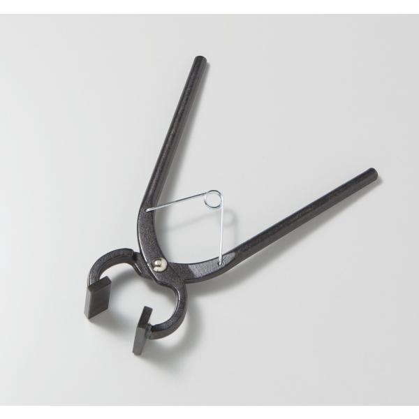 手カンやヒネリの取付けや、浮き足口金をはめ込んだ後に。※職人が一つ一つ手作業で制作している物ですので、どうしても個々の差は出てきてしまいます。挟む部分に少し隙間があるものがございますが、写真のように口金を挟んで押える工具ですので、使用上の問...