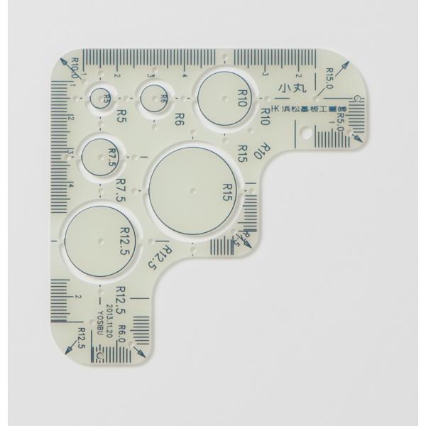 小さなコーナーカット定規。5〜15mmのRサイズに、φ10・12・15・20・25・30mmの円に対応。サイズ：9.4×9.4cm※定規の縁が大変鋭利になっています。取扱いには充分ご注意下さい。クリックポスト(メール便)選択可。クリックポス...