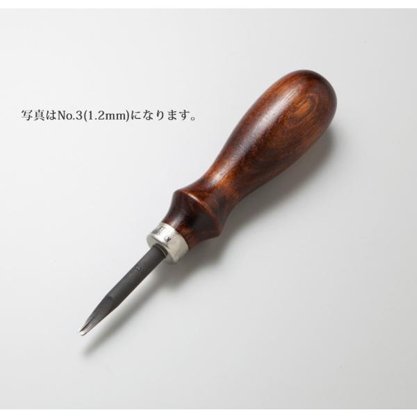 革の角を落とし、丸みをつけるための工具です。使用後は刃部分にミシン油を塗布しておくと、切れ味が長持ちします。サイズ：0.8mmクリックポスト(メール便)選択可。クリックポスト(メール便)は、代金引換不可です。また、不達・紛失等、郵便事故の際...