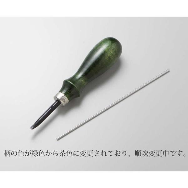 ※2023年6月より柄の色が緑色から茶色に変更されており、順次変更中ですのでご了承くださいますようお願いいたします。革の角を落とし、丸みをつけるための工具です。裏面の溝に革がフィットし、安定した切れ味が持続します。刃物に適した工具鋼を使用し...