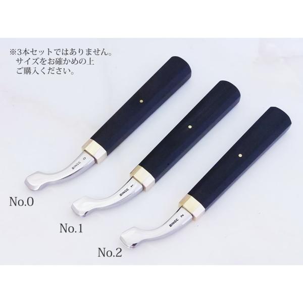 小物のコバ仕上げに差が付くフチ捻は用途に合わせ３サイズございます。 3本セット売りではございませんので、商品名でサイズをお確かめの上、ご購入ください。使い方は、 そのままで又はアルコールランプや電熱器で温めると、 より滑らかにきれいな丸みに...