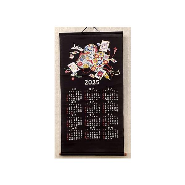 掛け軸カレンダー 巳2024年へび年の掛け軸カレンダーです。縁起物のモチーフがかわいらしくデザインされています。壁に飾ってお部屋のインテリアに、また、お年始のご挨拶品としてもおすすめです。サイズ　約89×48cm素材 　綿100％原産国 日本