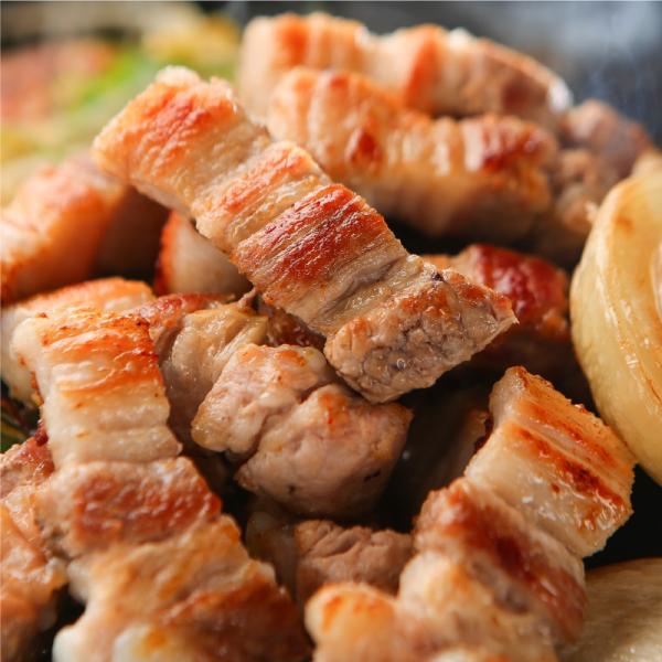 韓国グルメ定番メニュー。サムギョプサル。韓国料理歴30年以上。bibim'総料理長の独自方法で熟成しました。香ばしくお肉は歯ごたえがあります。豚肉と一緒にキムチも鉄板の上で焼いて一緒に食べるのがオススメです。。(商品内容)熟成サムギョプサル...