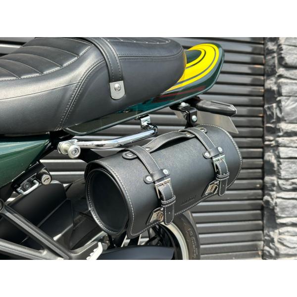 Z900RS専用サイドバック取付プレート※2026年モデルには装着不可！商品はスチール製ブラック塗装となります。取付けには、純正 荷掛けフックが必ずとなります。バックは付属しておりませんので、お客様で画像のサイズをご確認の上バックをご購入く...