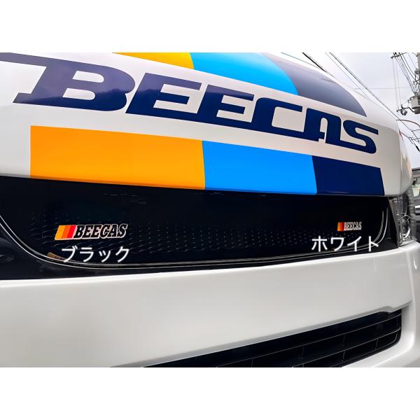 BEECASエンブレムカラー：ブラックサイズ：横11ｃｍ×縦2.4ｃｍ★取付方法★弊社フロントグリルネットに差し込み、後ろからネジ止めです。加工次第では、その他グリル以外にも装着可能です！--------------------------...