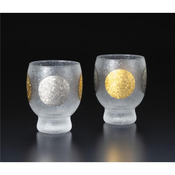 日本の伝統文様「日月」を施したグラスウェアシリーズです。金の円は太陽、銀の円は月を表します。太陽と月が繰り返し、描かれる紋様に「特別な日だけでなく毎日の暮らしの中でこそ上質なものを使っていただきたい」という想いを込めました。■サイズ：約最大...