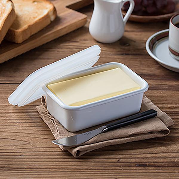●鮮度保持 お手入れ簡単 匂いがつきにくい 酸や塩にも強いなどのメリット満載の保存容器●つるりとした陶器のような質感なので、食卓にも登場できる上級感●保存・テーブルへと使用範囲の広いアイテム●市販のバター200gが入ります●蓋は二重パッキン...