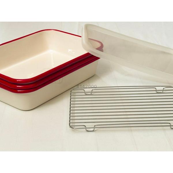 ■レトロな見た目がかわいいバット下ごしらえ、調理に最適なホーロー製の便利なバット3枚。深さがあり、食洗機・オーブン対応です。同じサイズなので重ねて収納できます。■すのこ網揚げ物の油切りや水洗いした野菜の水切りなどに便利なすのこ網1枚。バット...