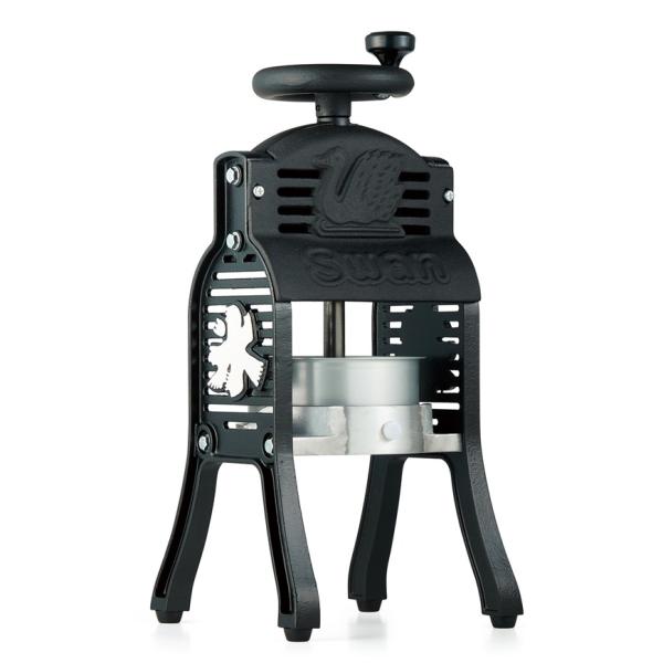 ■世界のプロより支持を受ける業務用トップブランド「スワン」シリーズより、ご家庭でも本格的かき氷を作れる「手動」の小型かき氷機「ブラックスワン」が登場。ふわふわなかき氷をぜひご家庭で。■ハンドルの位置が上にあるため力を加えやすく、お子様でも力...