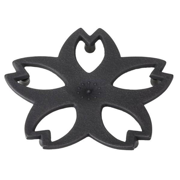 岩手県奥州市で手作りされた南部鉄器です。大きな花びらをデザインし、単品でも鉄瓶とセットでも映えるデザインです。■サイズ：16.5×16.5×2.1cm■原産国：日本■材質：本体/鋳鉄 　脚/ゴム
