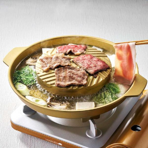 ■よくばり鍋"焼肉料理+鍋料理"が同時にできるイワタニのカセットこんろ専用のアクセサリープレートです。「焼き部分」で肉やシーフードなどを焼き、「鍋部分」で野菜や豆腐などをスープで煮込みます。内側で焼かれた肉やシーフードの旨味が鍋部分に流れ込...