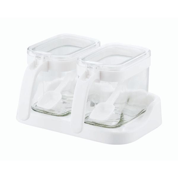 ガラス製で傷つきにくい調味料入れ2個セットです小さじと台座付きですクリアなフタで、上から見ても中身がわかりやすいです片手でワンタッチオープンできますクリア調味料シール付きです■サイズ：調味料入れ１個／約幅6.7cm×奥行13.5cm×高さ8...