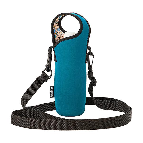 ショルダーベルトが着脱できるボトルカバー。ショルダーベルトは取り外し可能。また、外した状態でカラビナ付きボトルカバーとしても使えます。カバー本体にはウェットスーツなどに使われる特殊素材を使用。クッション性・伸縮性があり、ペットボトルにもやさ...