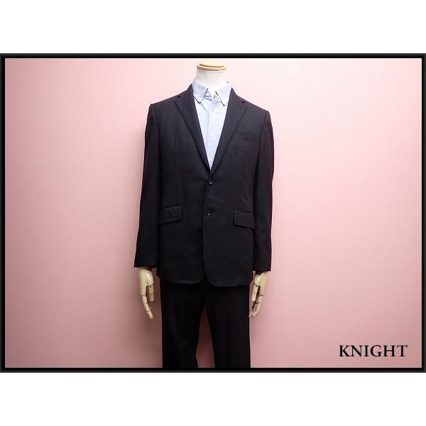 ブランド・説明PERSON'S FOR MENパーソンズフォーメンのスーツです。背抜きのセンターベント仕様、長くお使い頂けそうなデザインですね。素敵にお使い頂けると思います。気になる方は是非ご検討下さい。サイズ表記　A5　胸囲92　胴囲80...