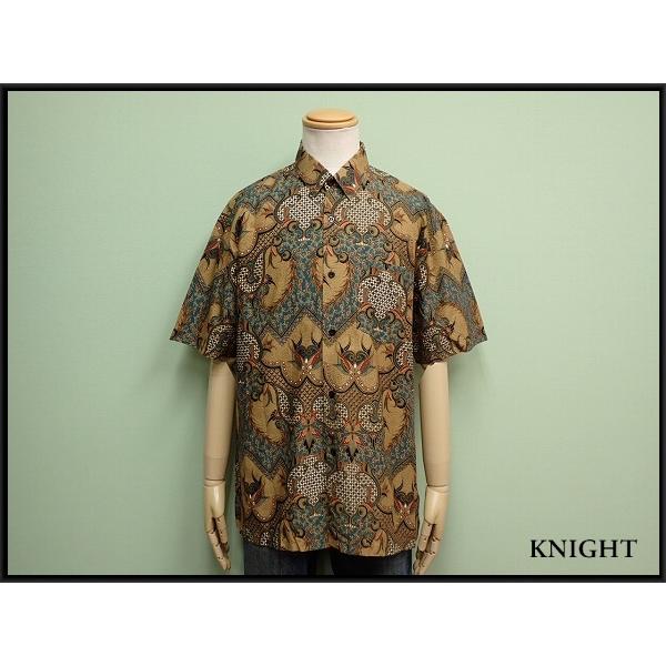 ブランド・説明JAVA BATIKジャワバティックのバティックシャツです。とても雰囲気のあるデザインですね。素敵にお使い頂けると思います。気になる方は是非ご検討下さい。サイズ表記　L　　　実寸　着丈76cm　身幅56cm　肩幅50cm　袖丈...