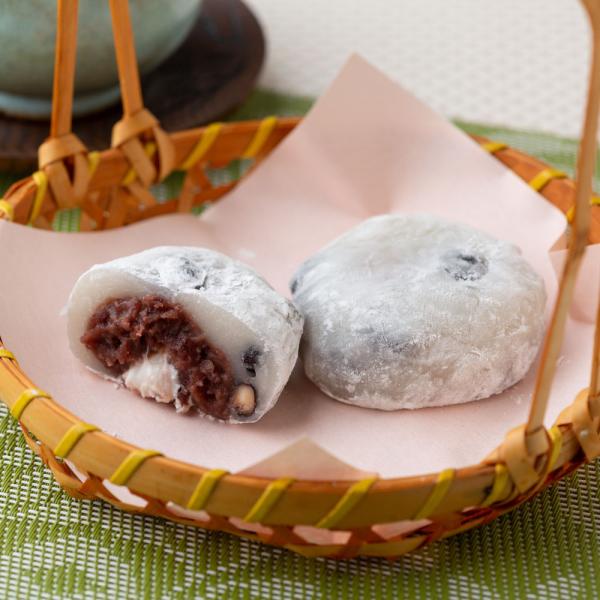 創業大正9年のお餅屋が作った生クリーム入りの豆塩大福です。もち生地は、「おもちもっちり」とある通りに、もっちりとしていて、またしっかりとしたコシも感じられます。もち生地は薄くもなく厚くもなく、ちょうどいい厚みでしっかりとあんこを包みこんでい...